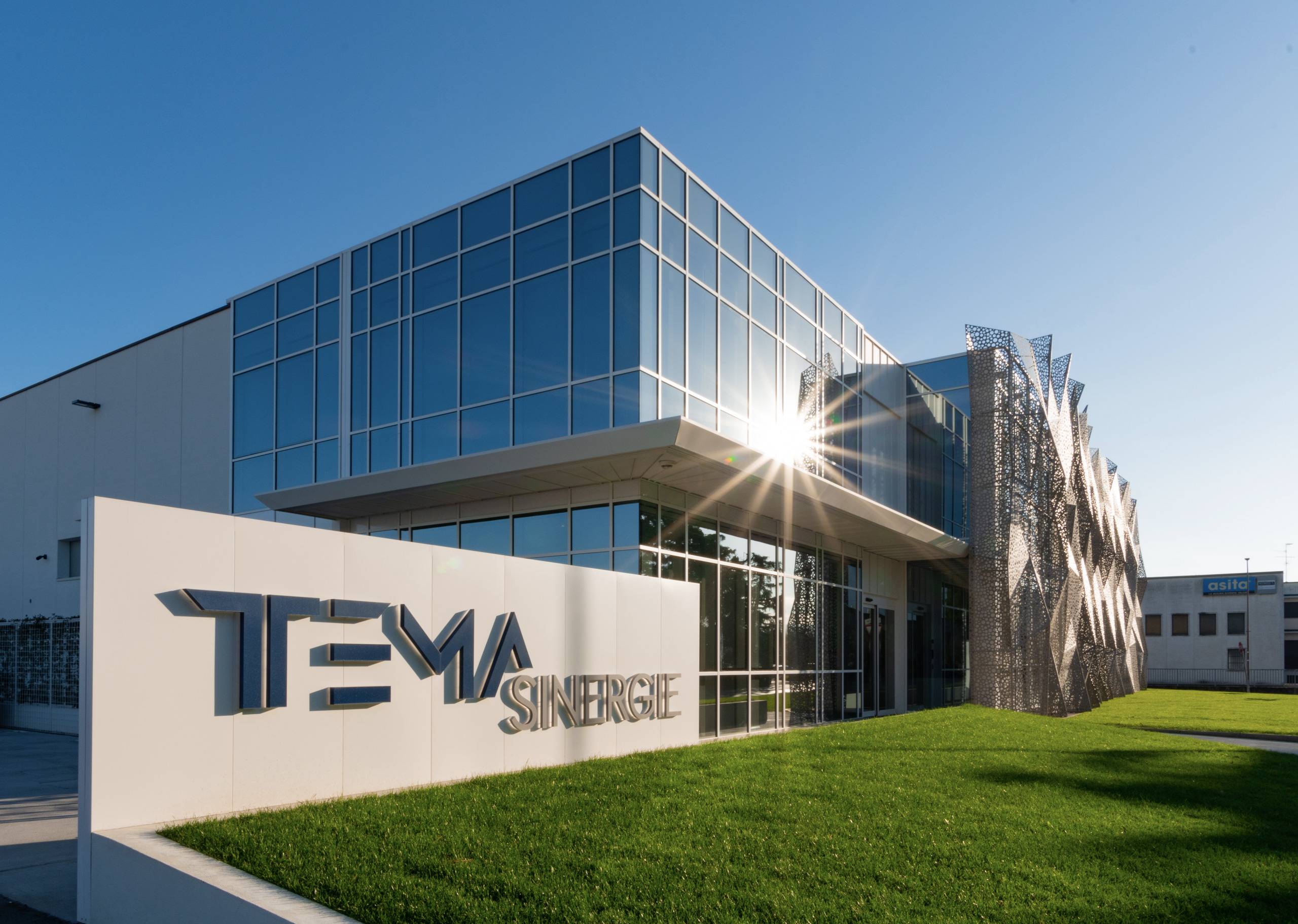 Tema Sinergie: stabilimento industriale adibito a produzione macchinari ...